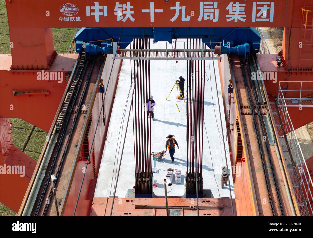 HUAI'AN, CHINA - DECEMBER 29, 2024 - Workers use beam erection machines ...