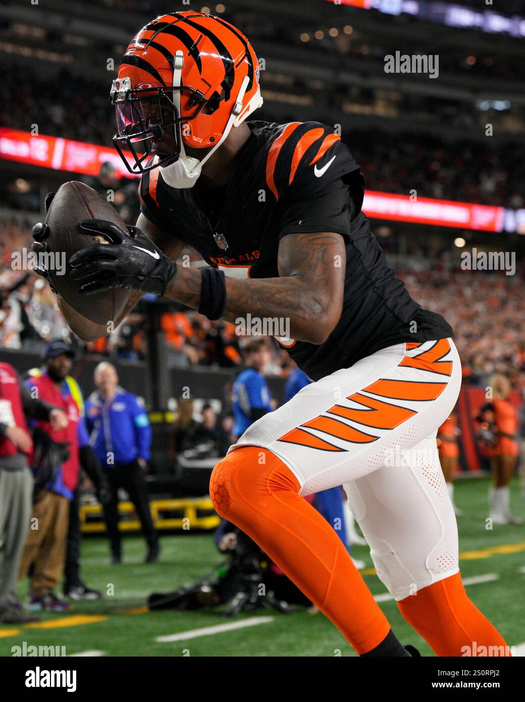 Cincinnati Bengals wide receiver Tee Higgins (5) makes a catch for a ...