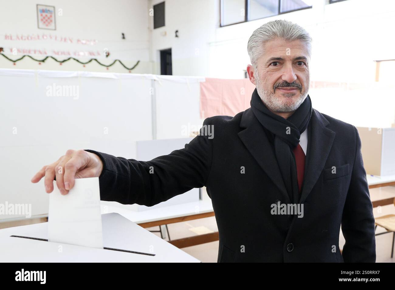 The presidential candidate Niko Tokic Kartelo votes at a polling ...