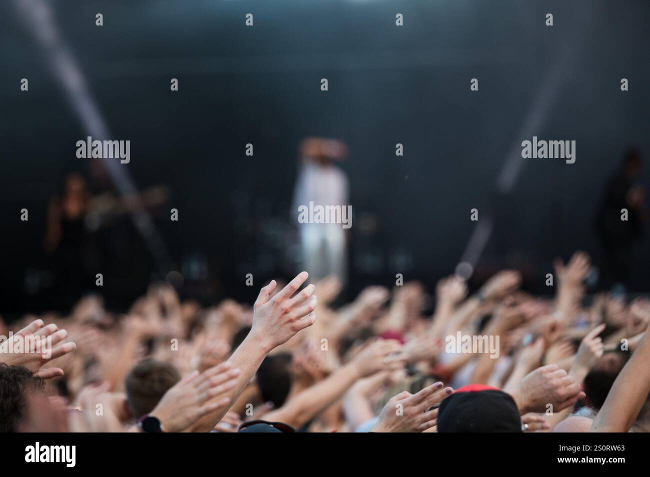 Cheering crowd during rock concert hi-res stock photography and images ...