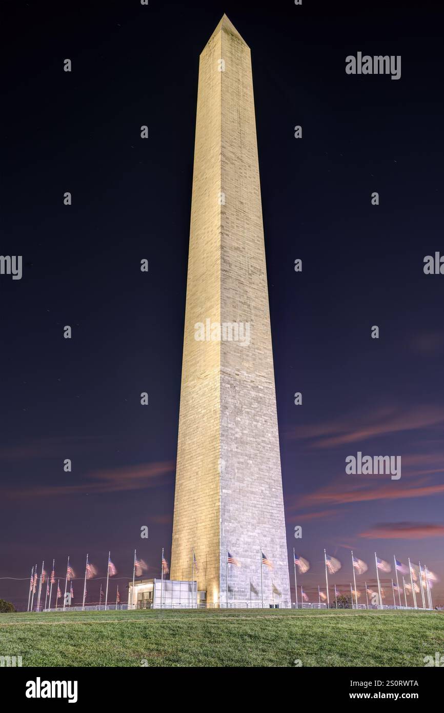 The famous Washington Monument at night with US-American flags around ...