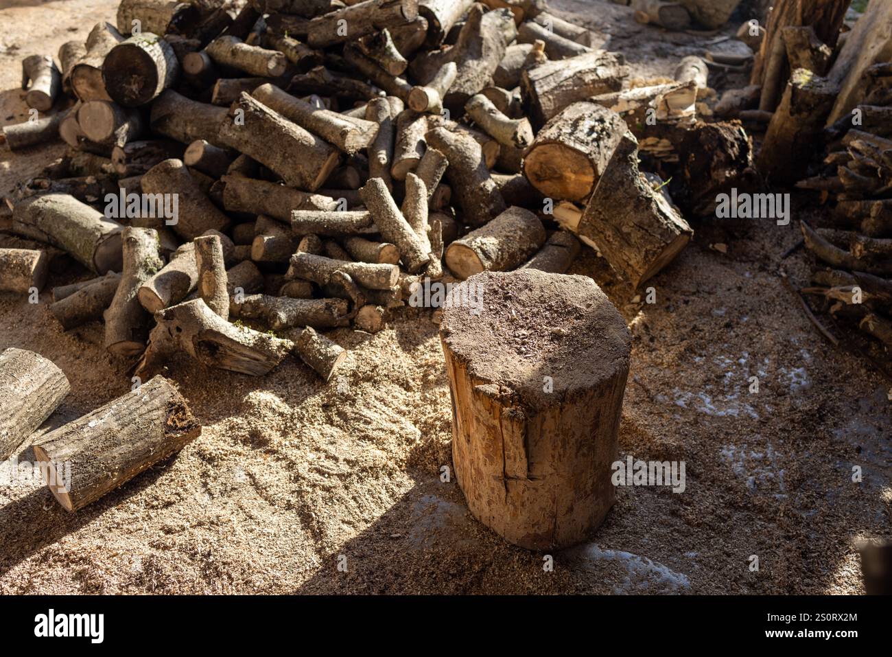 Wood splitting process hi-res stock photography and images - Alamy