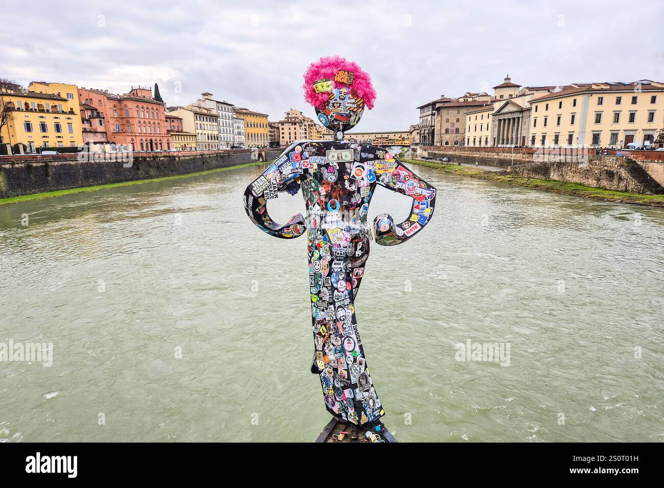 Italy, Florence, Arno river, The Common Man statue on Ponte alle Grazie ...