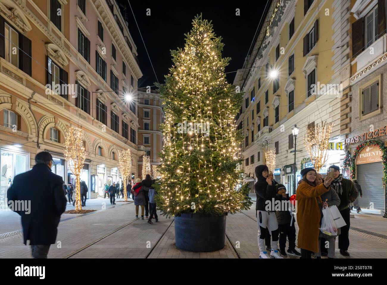 Christmas atmosphere in the city of Rome. Rome, Italy - December 25 ...