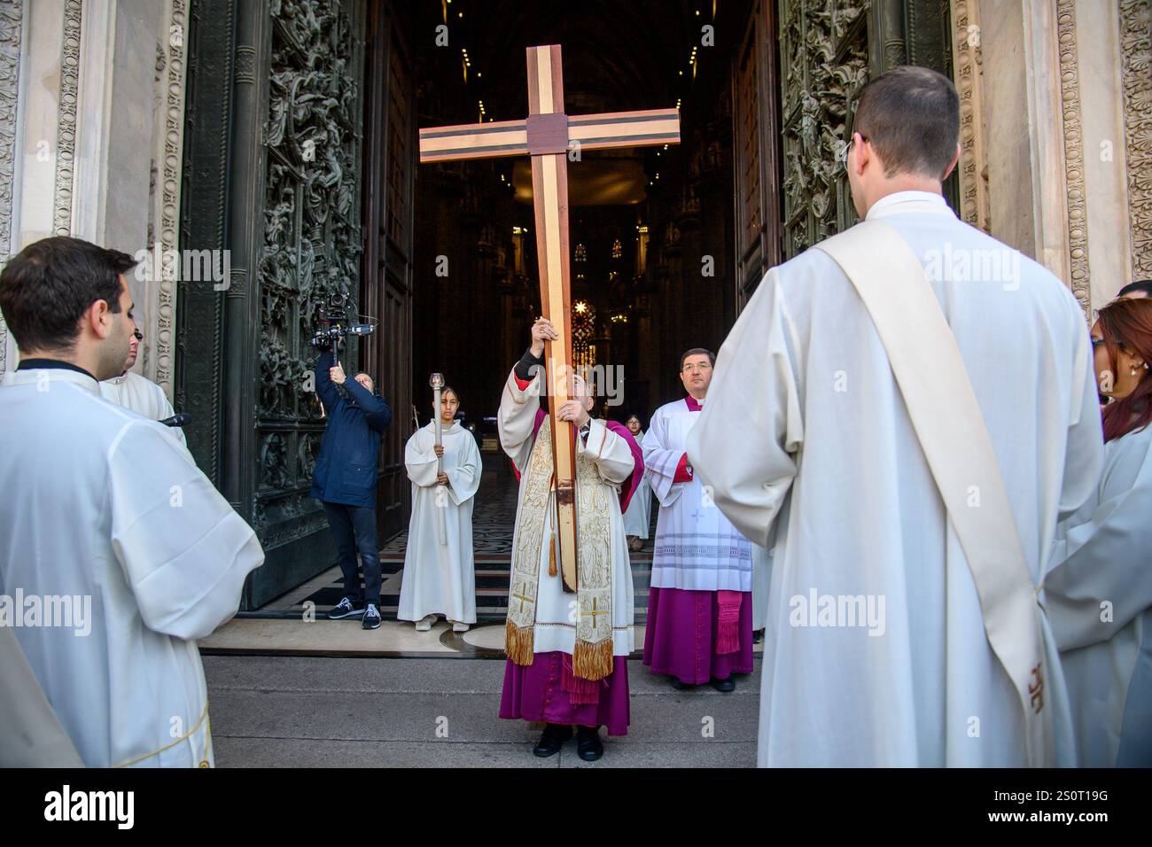 Arcivescovo Mario Delpini alla Processione al Duomo dalla Basilica S ...