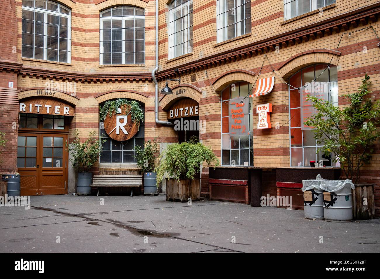 Aussenansicht vom Hof von Fergy Detroit Pan Pizza in Berlin am 27 ...