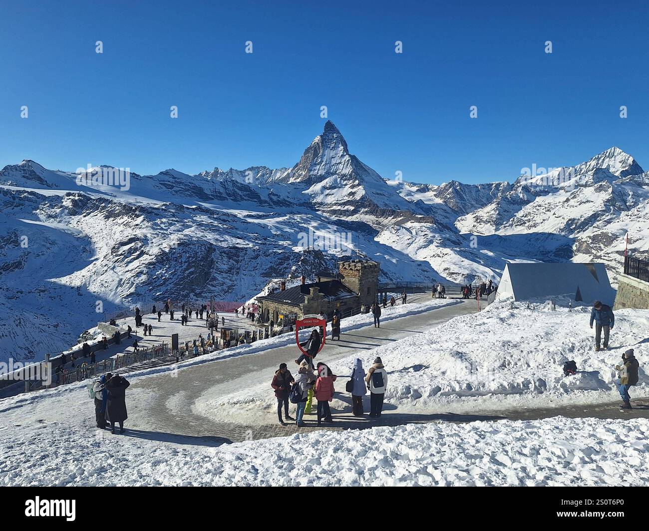 Zermatt, Matterhorn Themenbild - Skifahren, Skifahrer auf Skipisten in der Alpenregion Zermatt ...