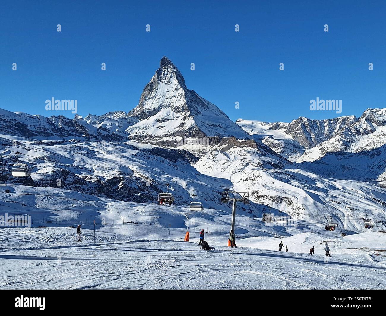 Zermatt, Matterhorn Themenbild - Skifahren, Skifahrer auf Skipisten in der Alpenregion Zermatt ...