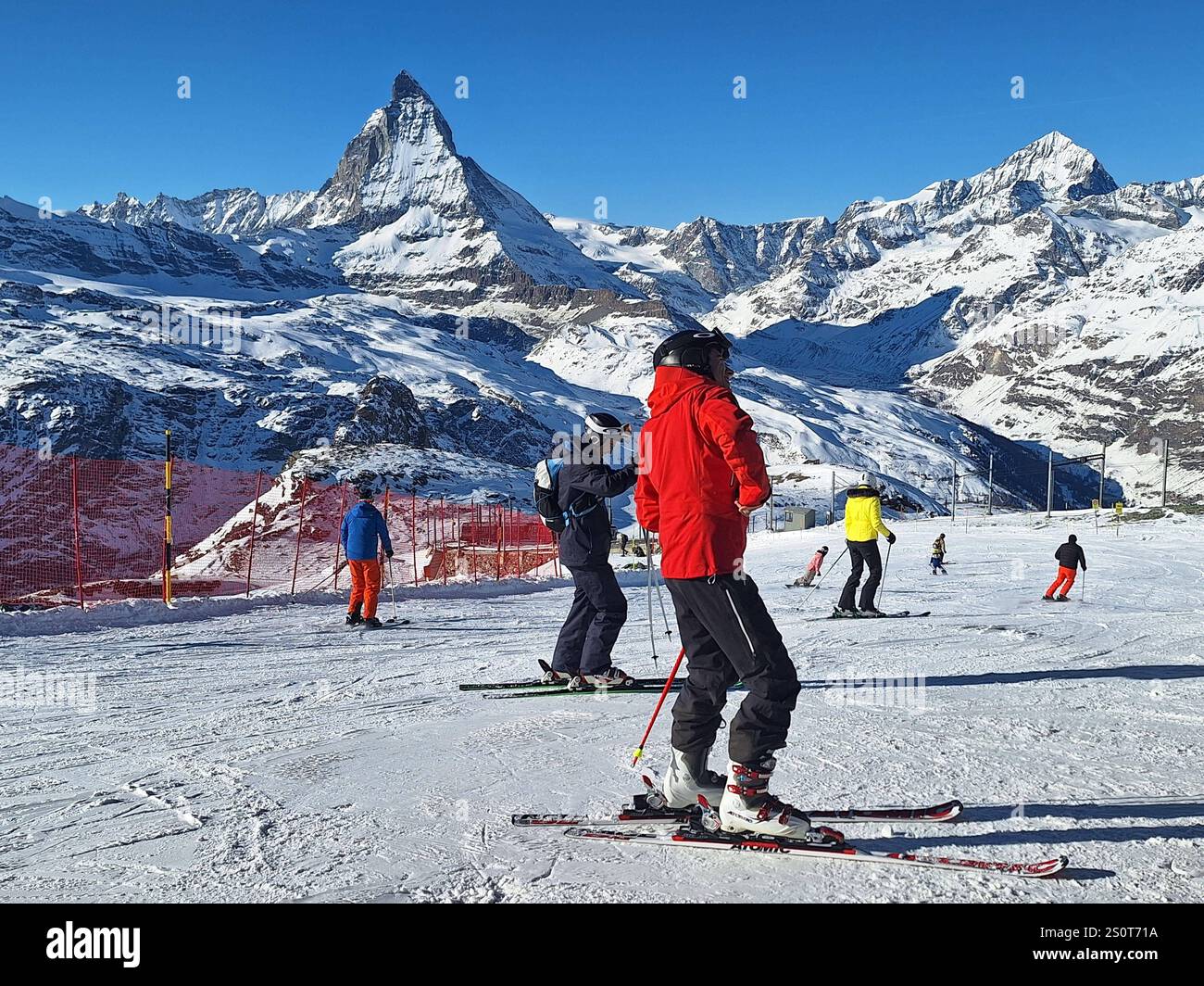 Zermatt, Matterhorn Themenbild - Skifahren, Skifahrer auf Skipisten in ...