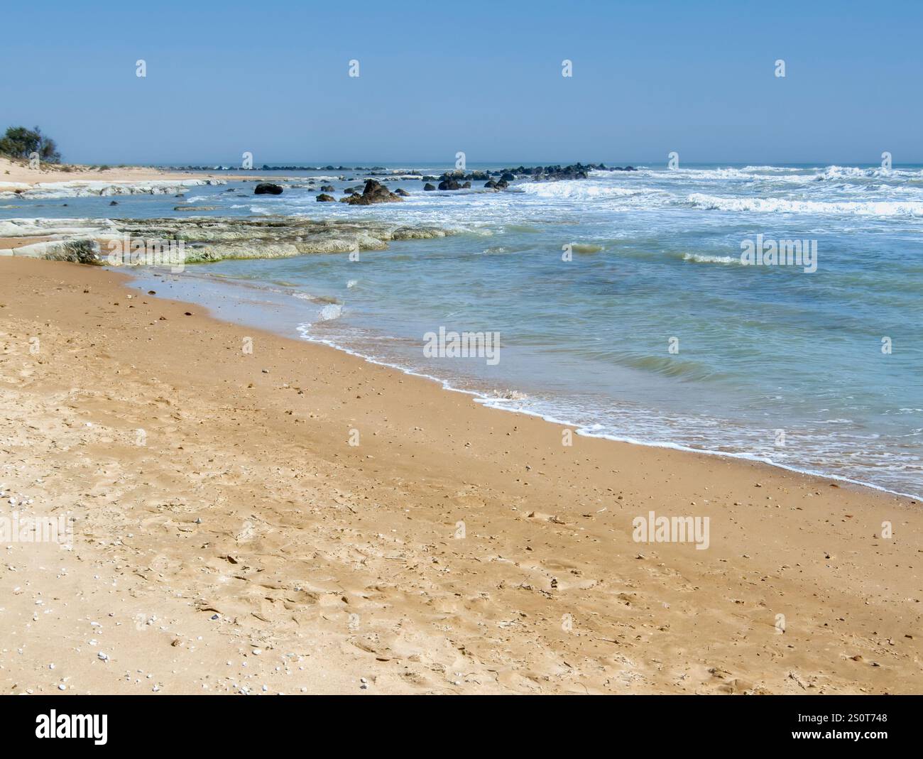 Beach turquoise water rocks hi-res stock photography and images - Alamy