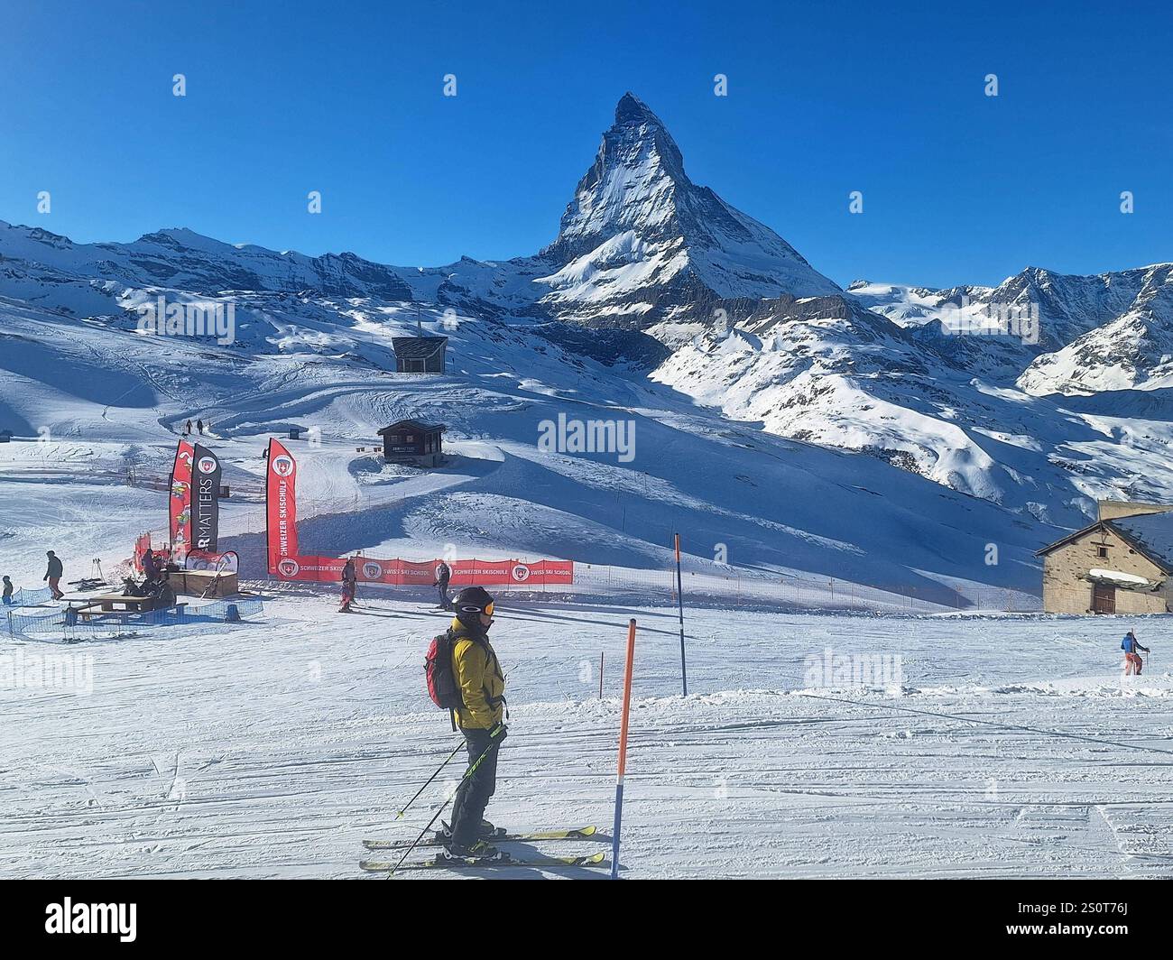 Zermatt, Matterhorn Themenbild - Skifahren, Skifahrer auf Skipisten in der Alpenregion Zermatt ...
