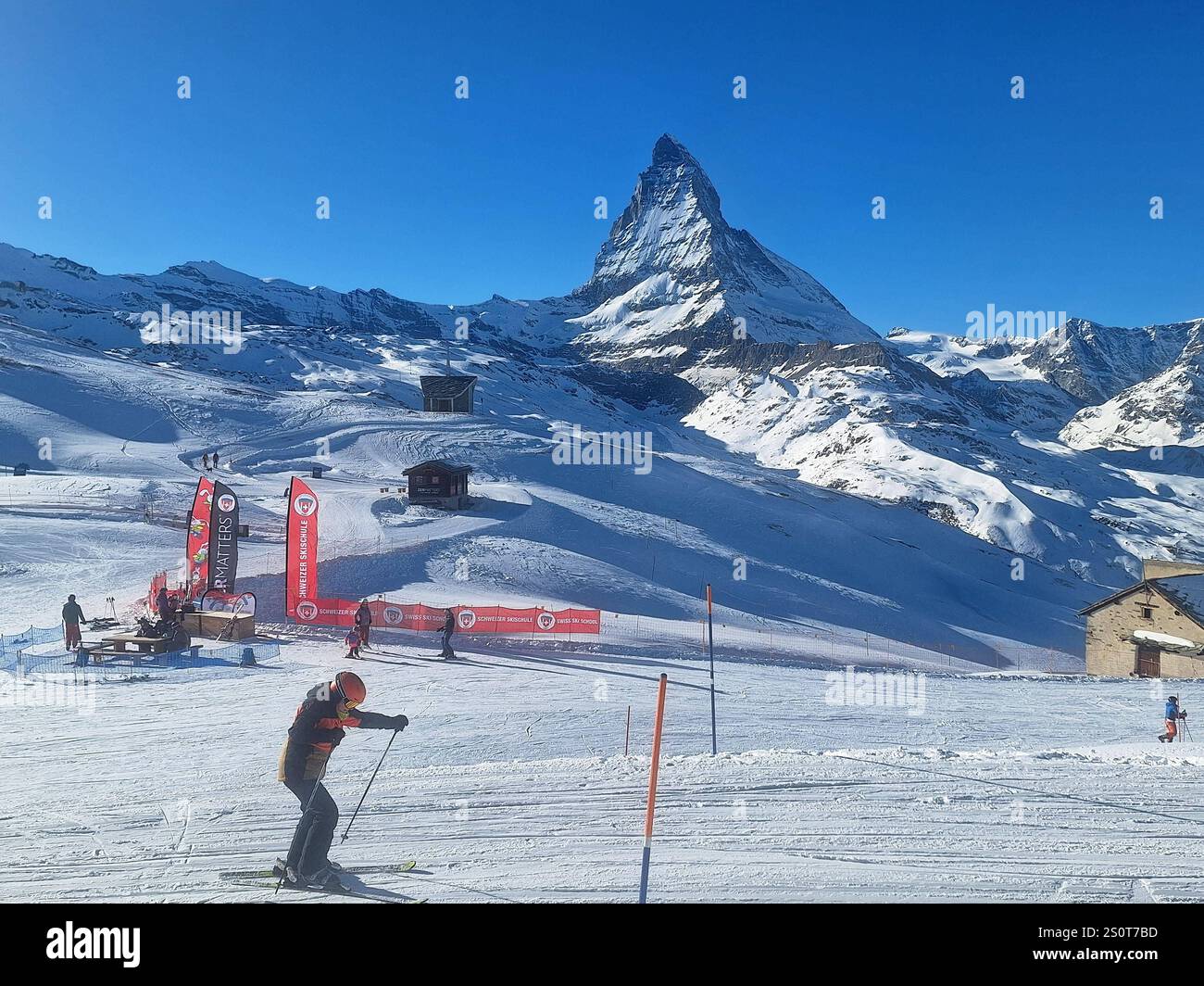 Zermatt, Matterhorn Themenbild - Skifahren, Skifahrer auf Skipisten in ...