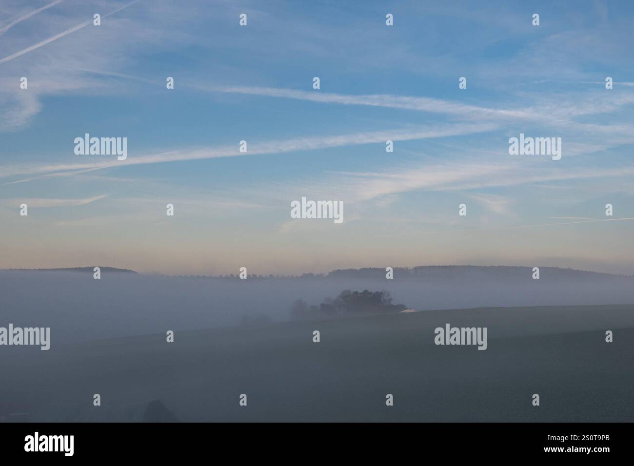 Nebelverhangene Landschaft mit zartem Morgenhimmel 28.12.24, Selters ...