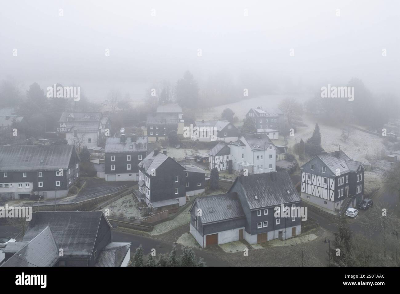 Luftaufnahme. Trist, Kalt und Neblig zeigt sich das Wetter im ...