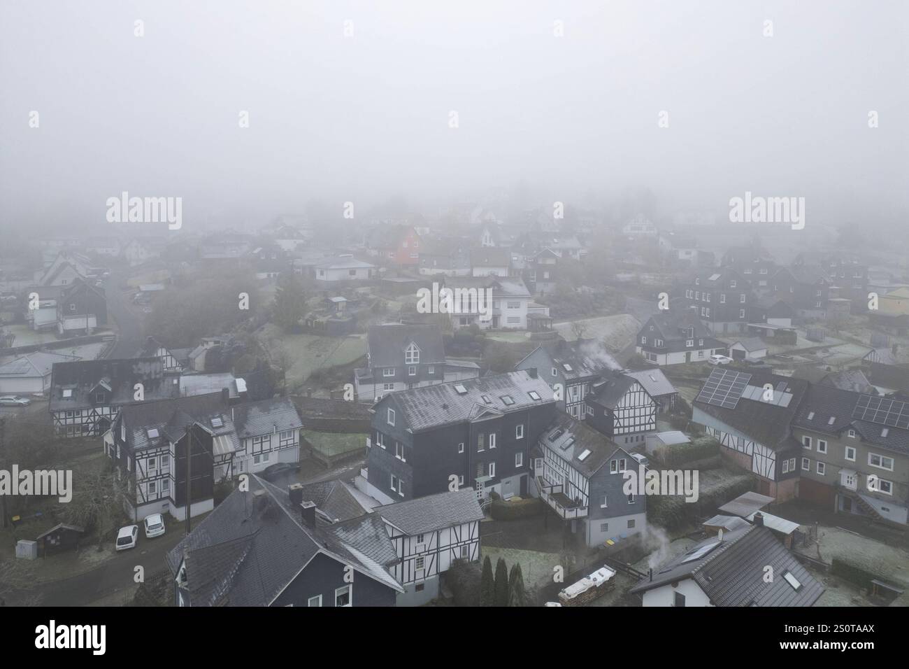 Luftaufnahme. Trist, Kalt und Neblig zeigt sich das Wetter im ...