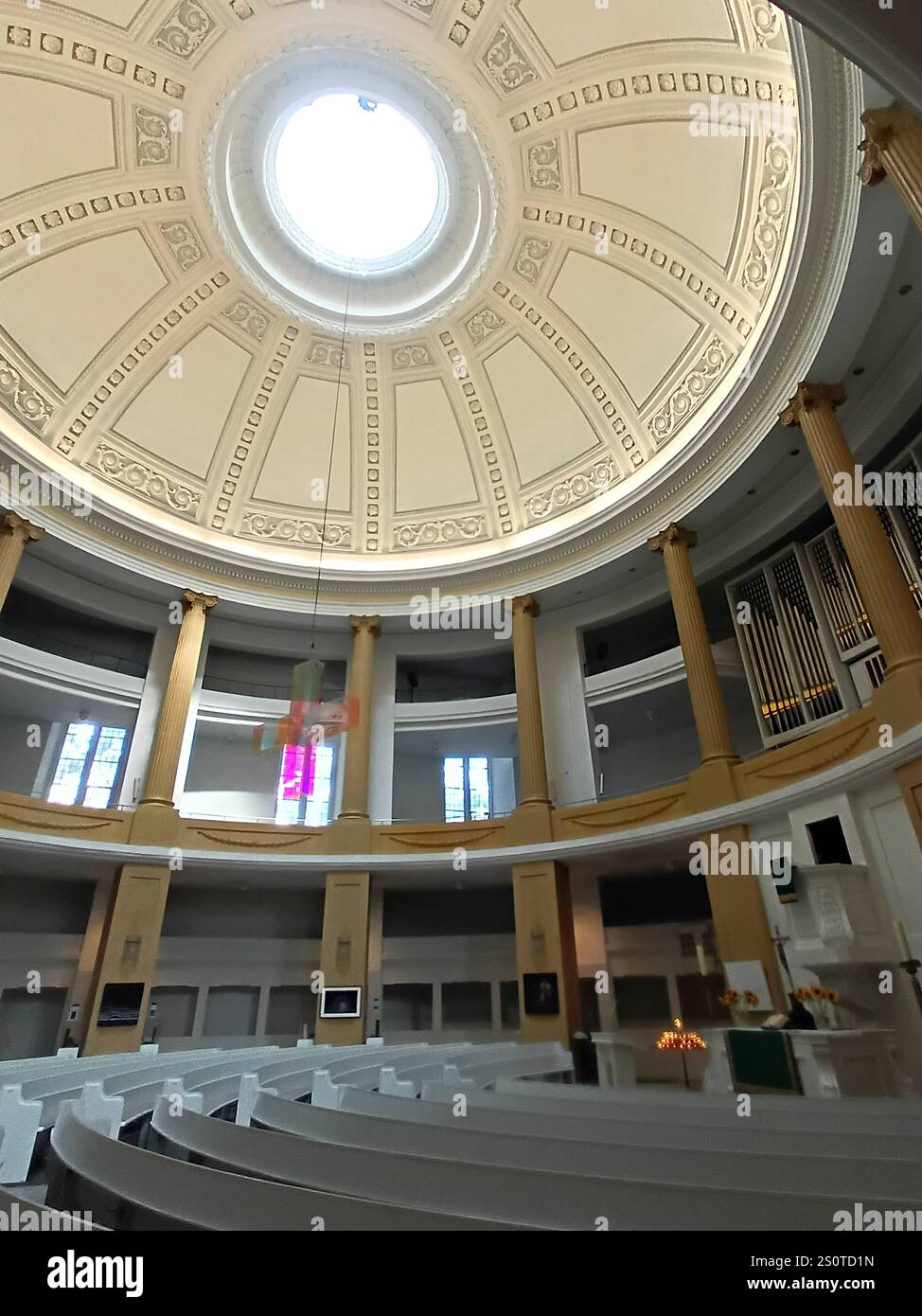 Der runde Innenraum der evangelischen St.-Lamberti-Kirche im ...