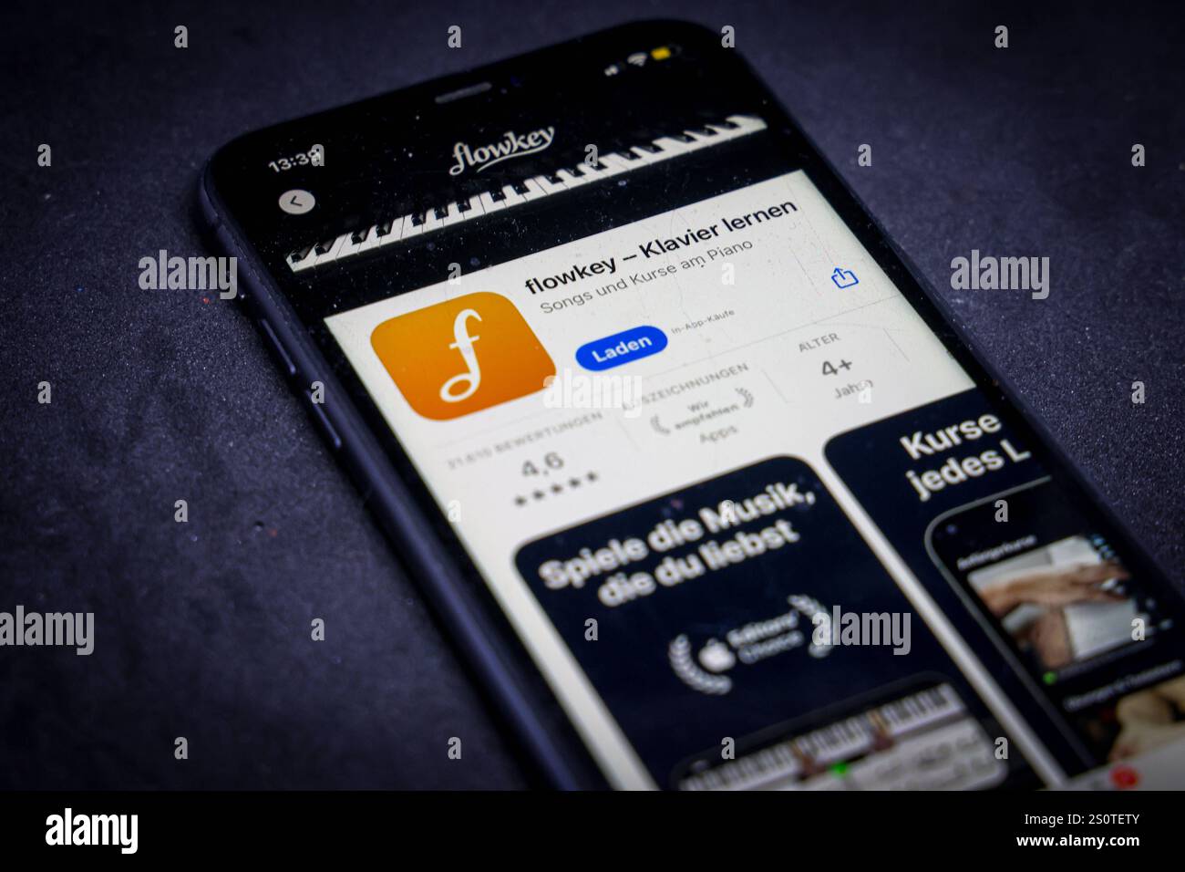 Apple App Store auf einem iPhone. Favoriten der Woche. Flowkey - Klavier lernen // 29.12.2024 ...