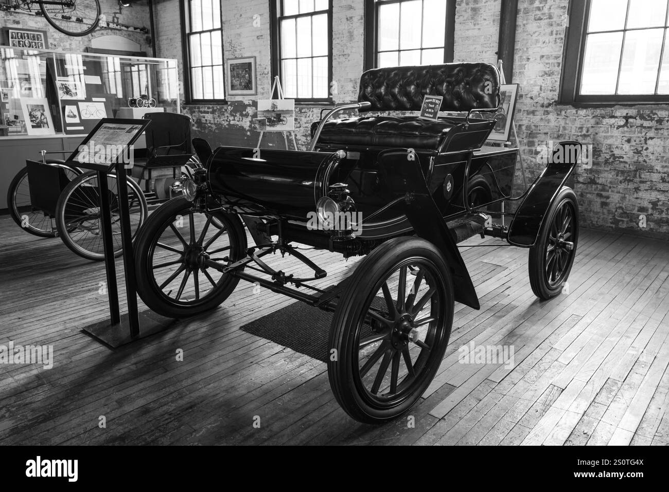 1903 Curved Dash Oldsmobile Runabout Model R, the world's first ...