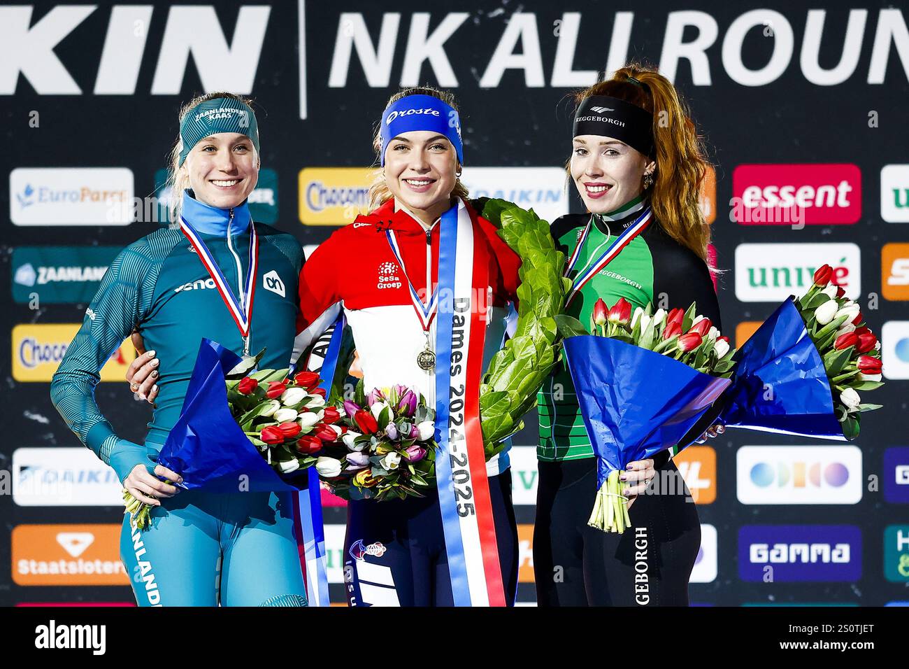 HEERENVEEN - All-round champion Joy Beune amid Merel Conijn (second) (L ...