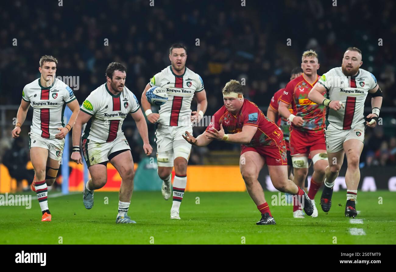 Twickenham, London, UK. 28th Dec 2024. Fin Baxter of Harlequins in ...