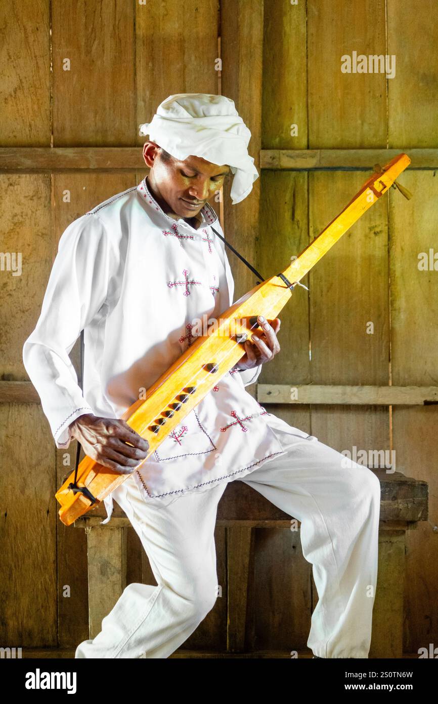 Boat lute instrument hi-res stock photography and images - Alamy