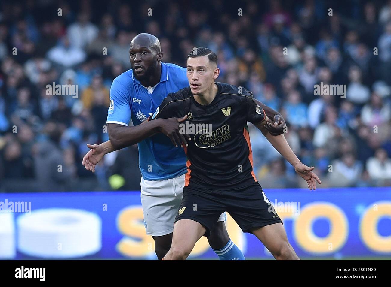 Napoli, Italy. 29th Dec, 2024. Jay Idzes of Venezia FC and Romelu ...