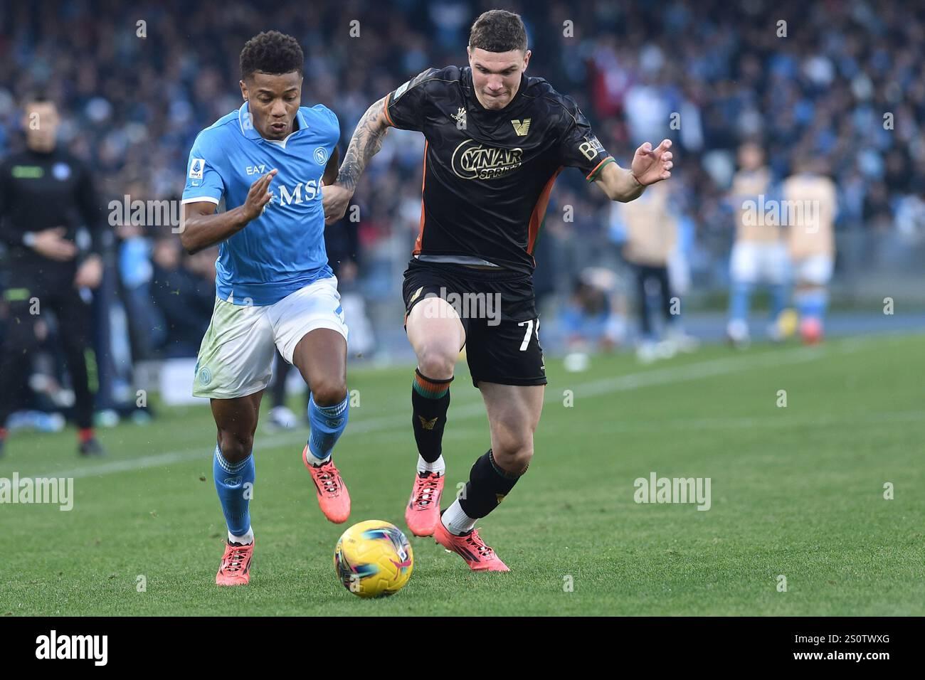 David Neres of SSC Napoli competes for the ball with Franco Carboni of ...