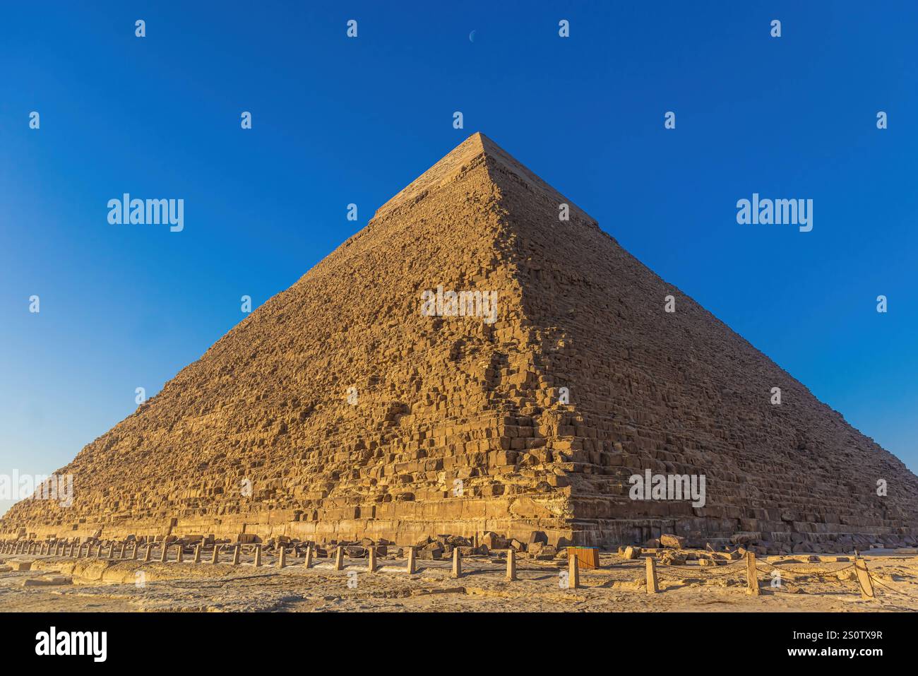The Pyramid of Chephren in the sands of Giza desert, Egypt The mighty ...