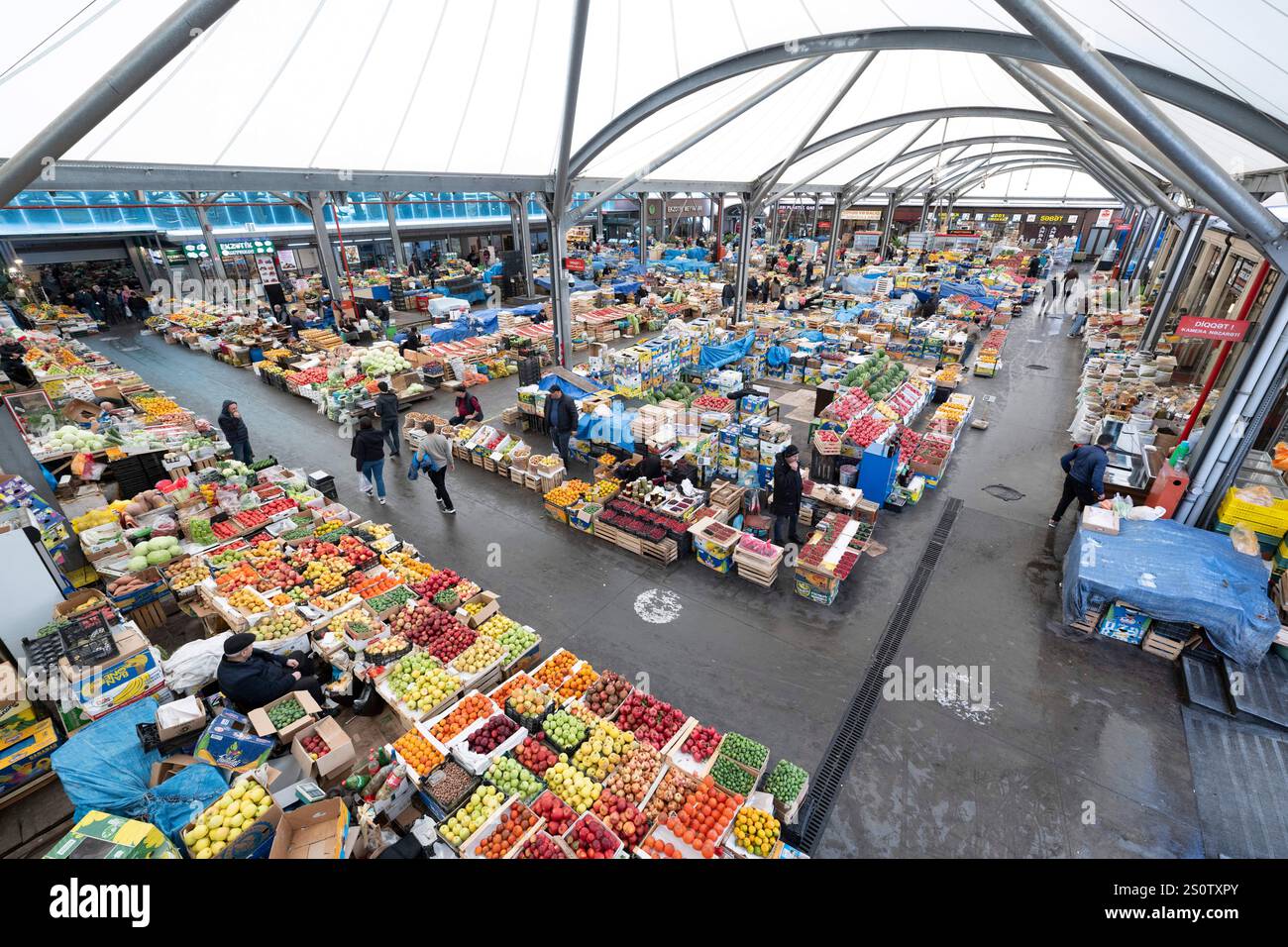 Baku, Azerbaijan. 28th Oct, 2024. Traders at the Yasil Bazar Green ...