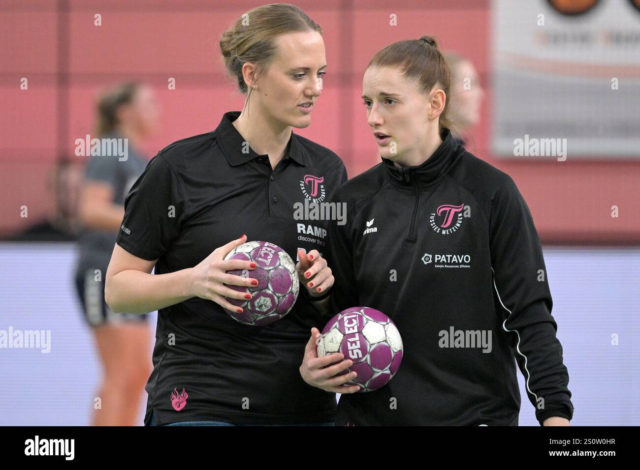 Miriam Hirsch (TusSies Metzingen, Trainerin) vor dem Spiel mit Selina ...