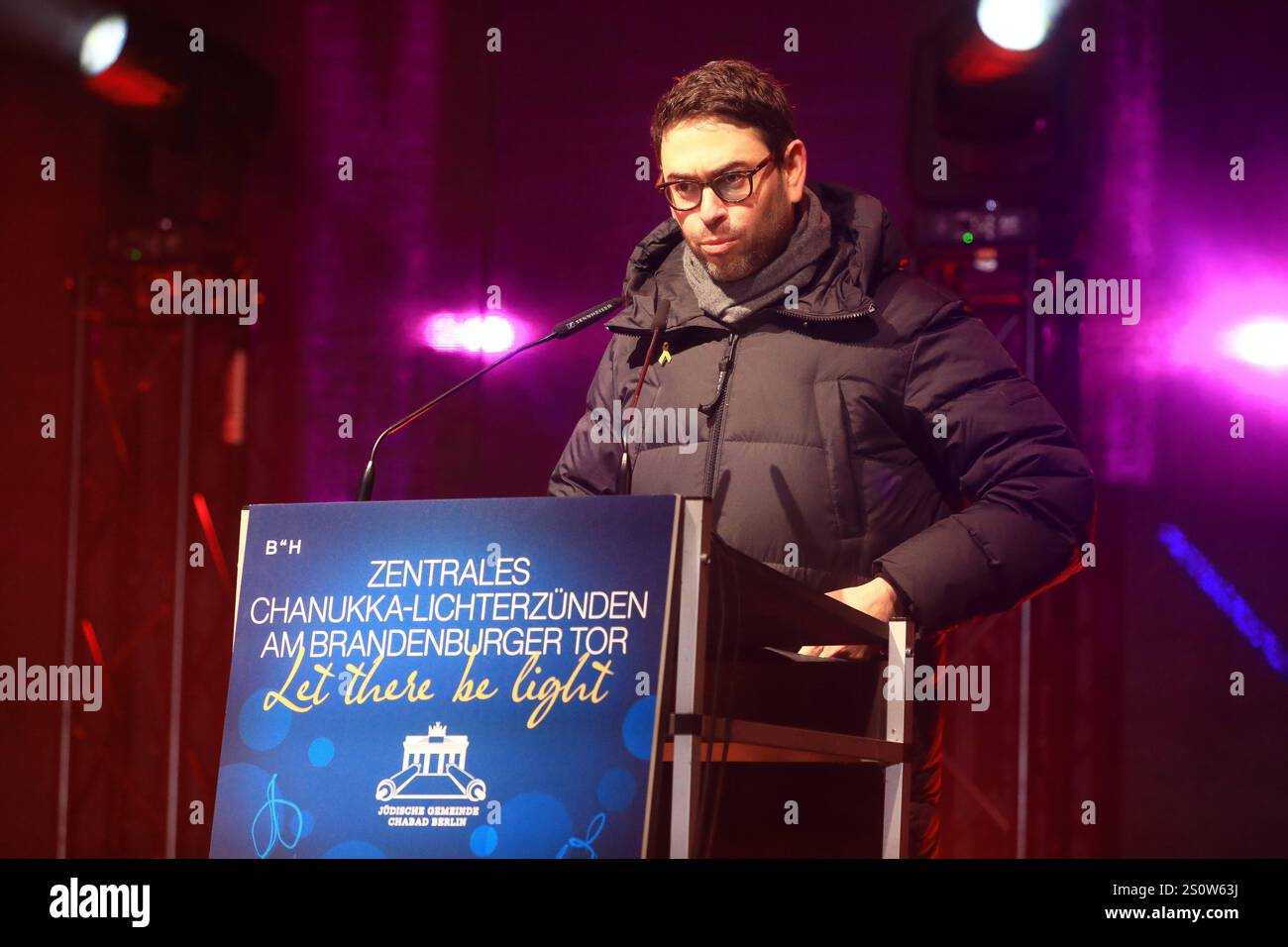 Entzünden des fünften Lichts am Chanukka-Leuchter anlässlich der ...