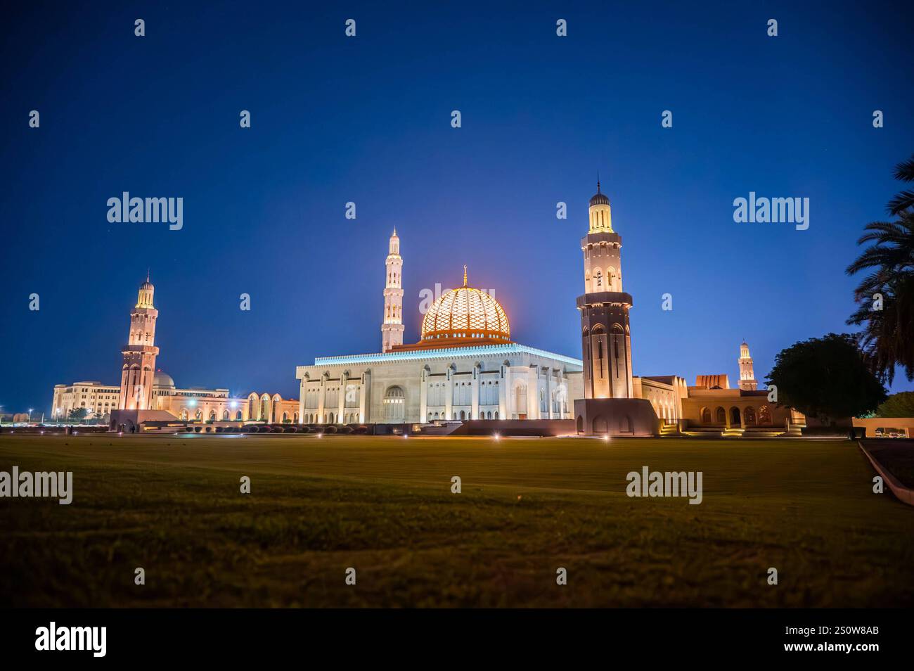 Große Sultan-Qabus-Moschee bei Nacht *** Great Sultan Qabus Mosque at ...