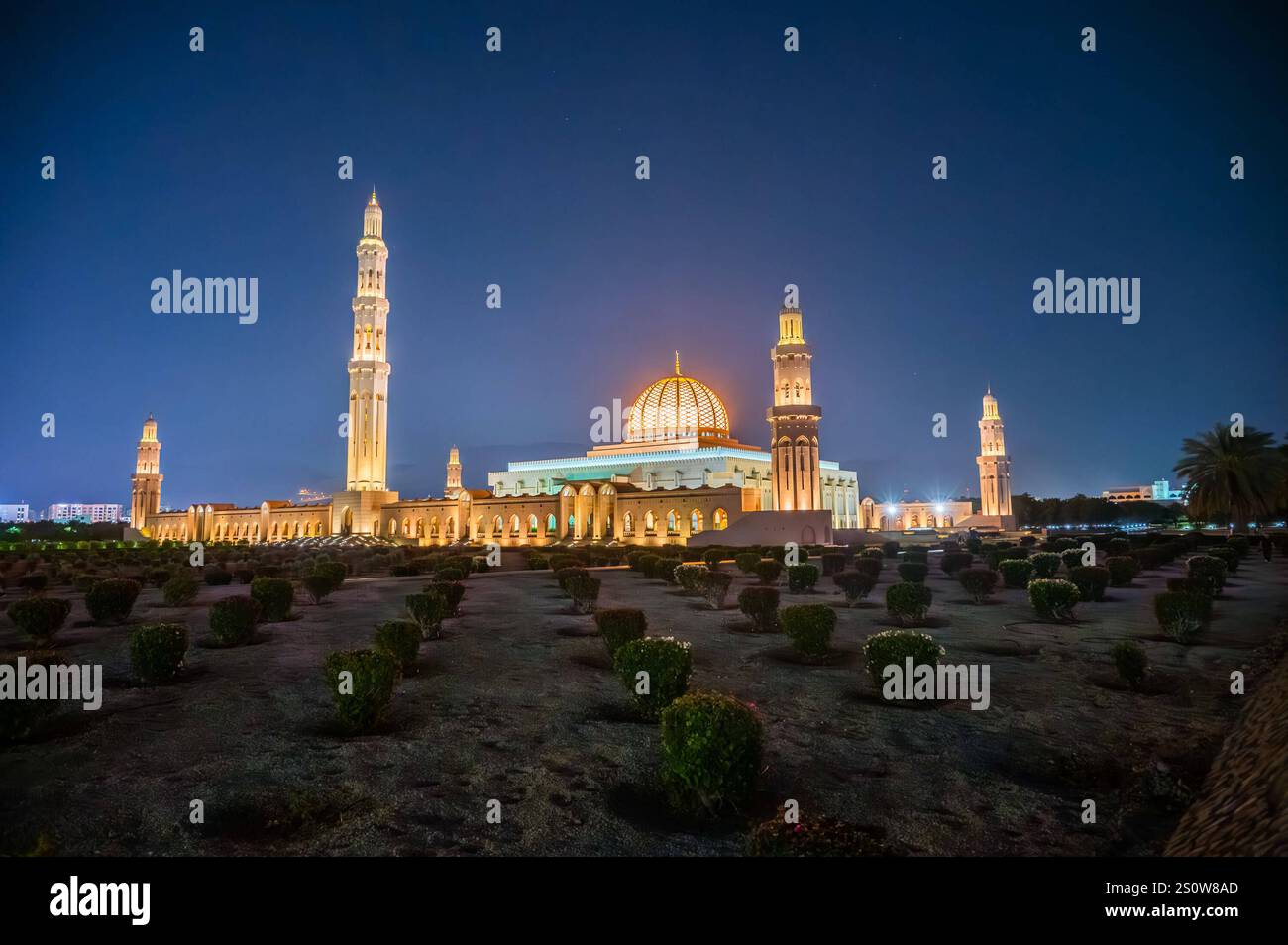 Große Sultan-Qabus-Moschee bei Nacht *** Great Sultan Qabus Mosque at ...