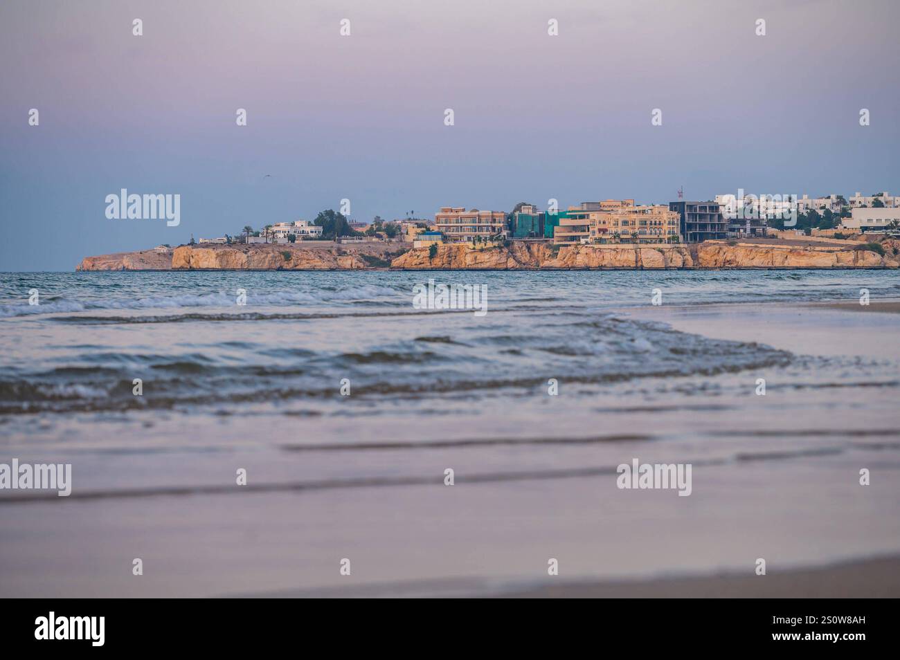 Sonnenuntergang Qurum Beach *** Sunset Qurum Beach Stock Photo - Alamy