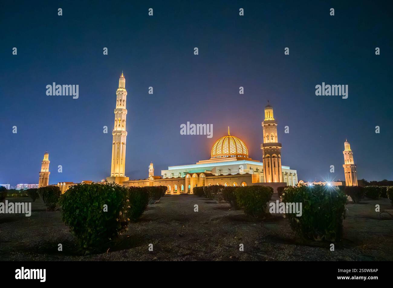 Große Sultan-Qabus-Moschee bei Nacht *** Great Sultan Qabus Mosque at ...