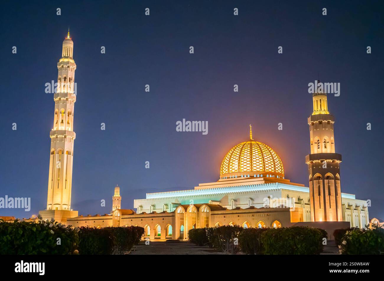 Große Sultan-Qabus-Moschee bei Nacht *** Great Sultan Qabus Mosque at ...