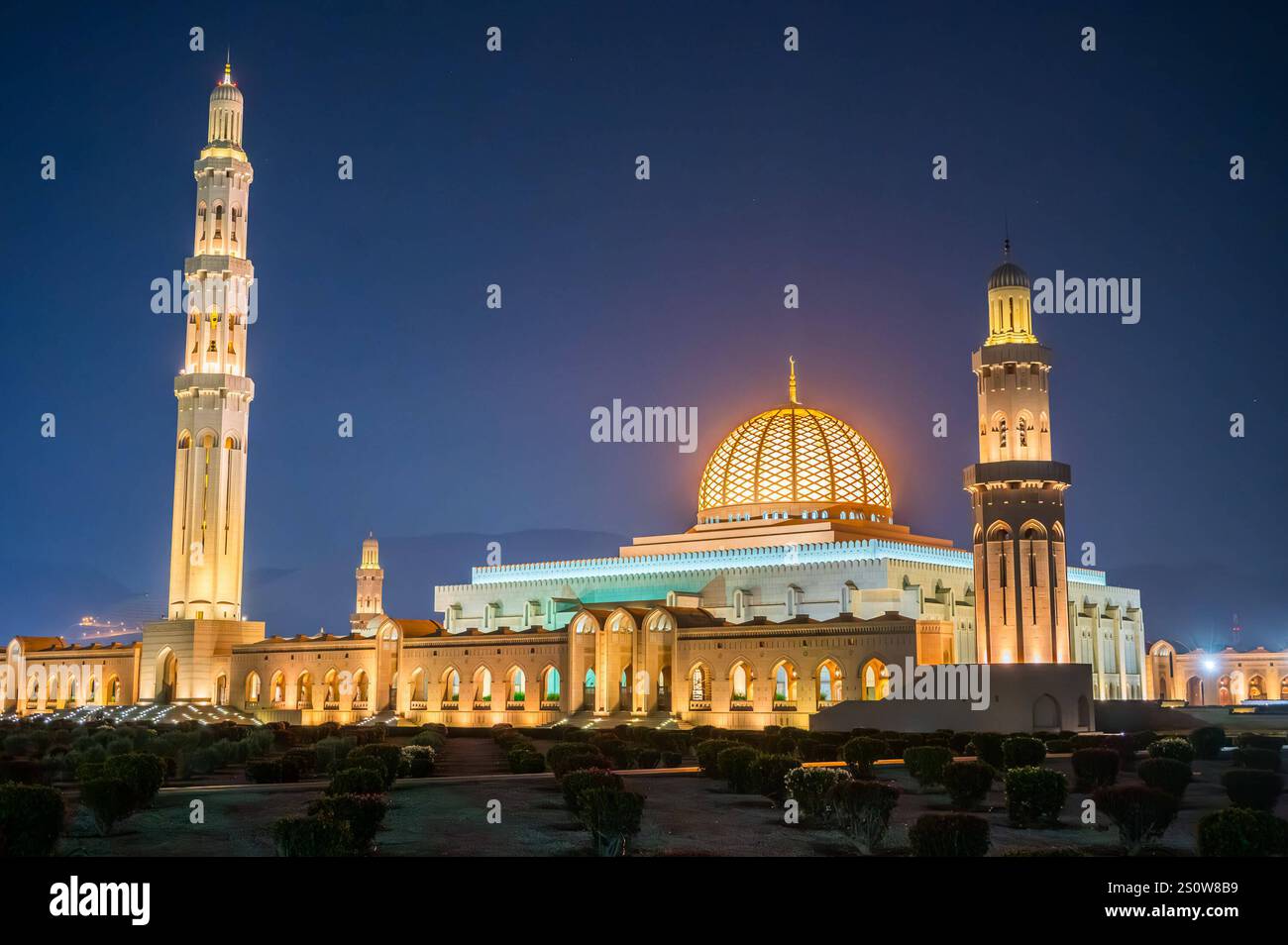 Große Sultan-Qabus-Moschee bei Nacht *** Great Sultan Qabus Mosque at ...