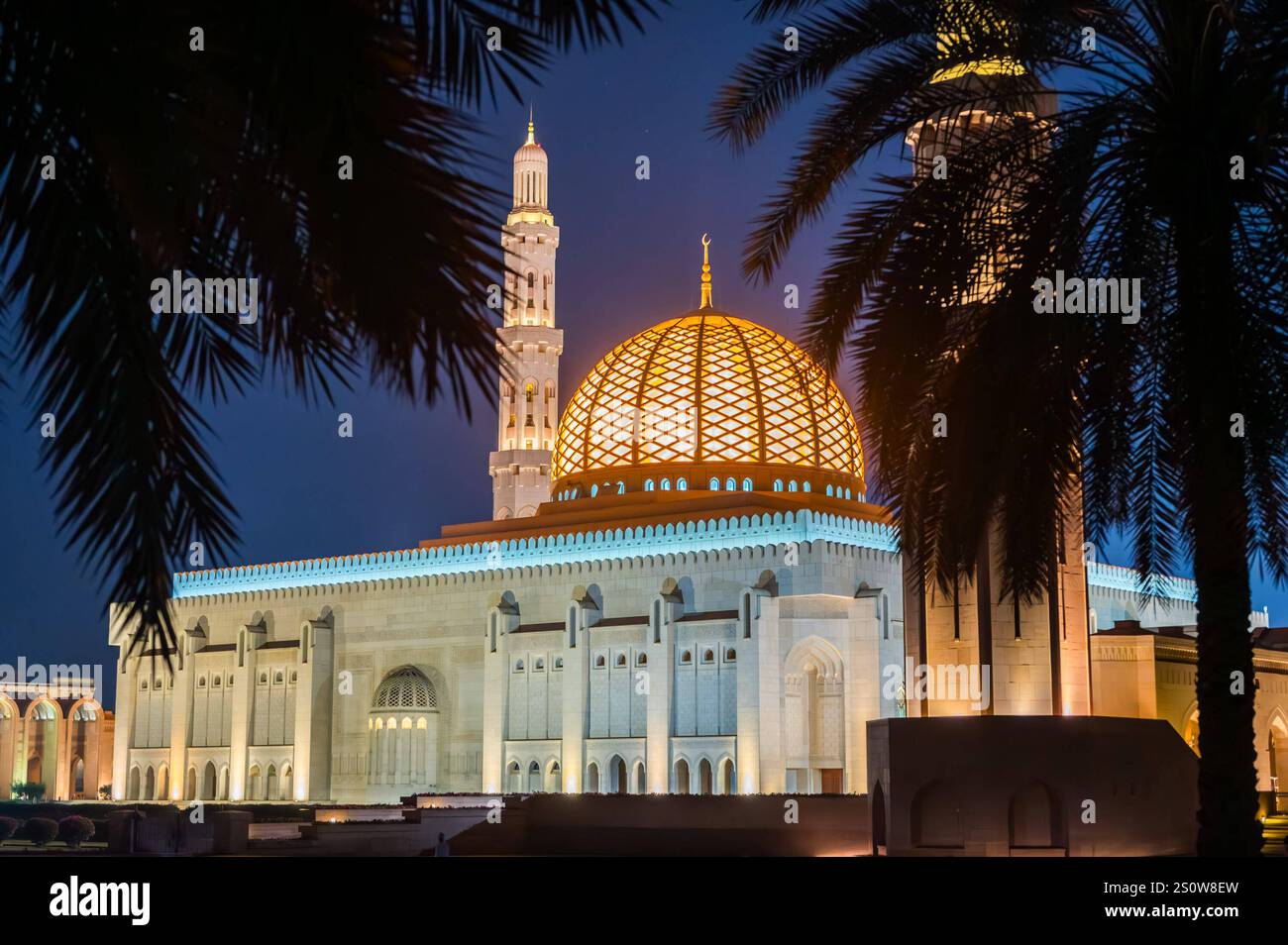 Große Sultan-Qabus-Moschee bei Nacht Stock Photo - Alamy