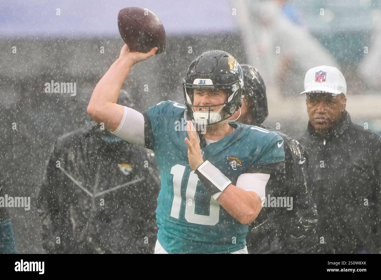 Jacksonville Jaguars quarterback Mac Jones (10) warms up before an NFL ...