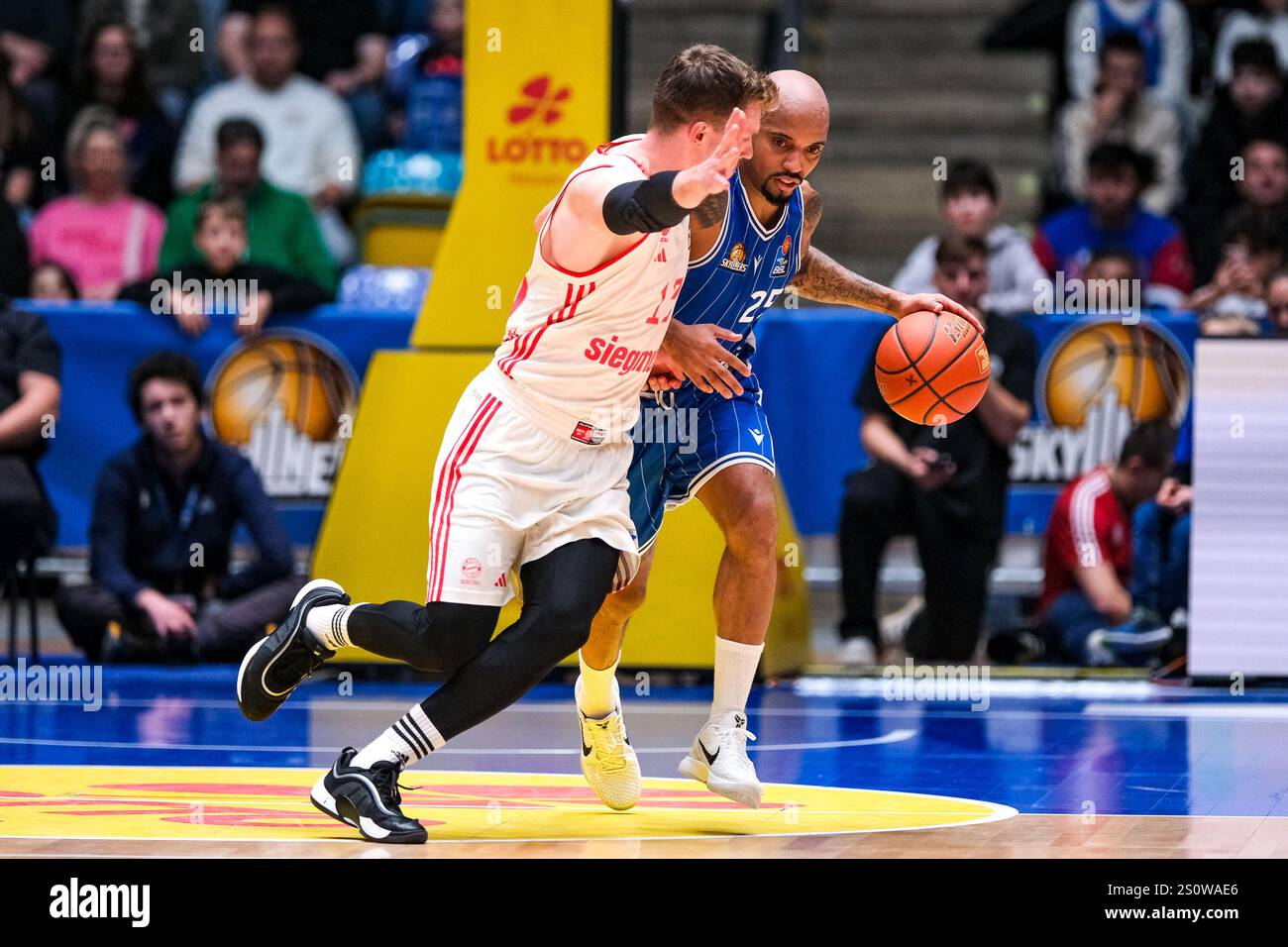Andreas Obst (FC Bayern Basketball, #13) im Zweikampf mit Jordan ...