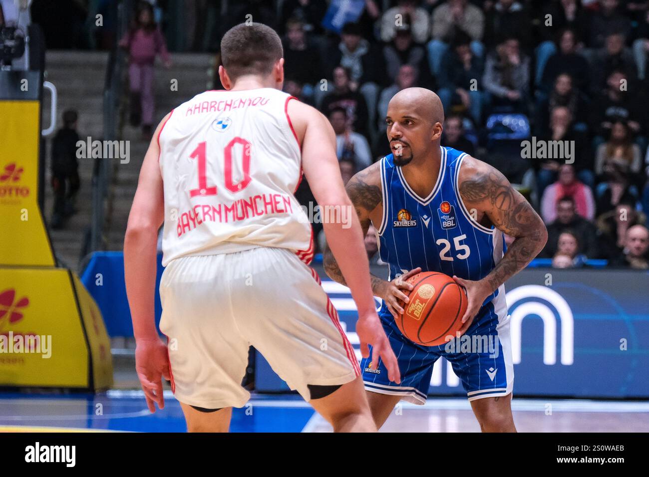 Ivan Kharchenkov (FC Bayern Basketball, #10) im Zweikampf mit Jordan ...