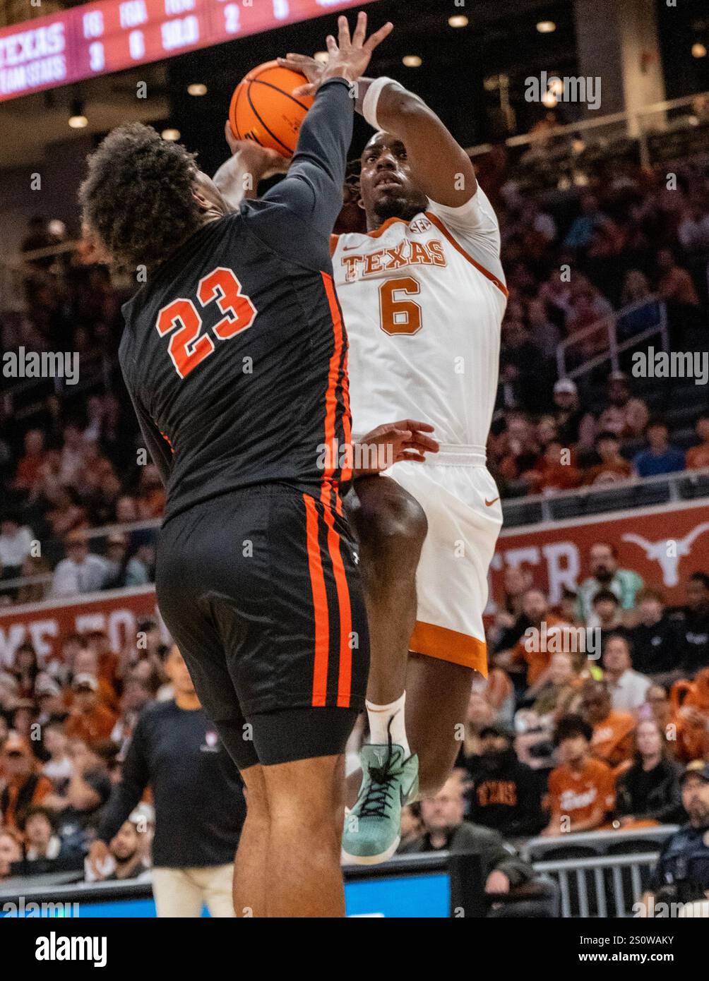 Texas, USA. 29th Dec, 2024. Arthur Kaluma (6) of the Texas Longhorns in ...