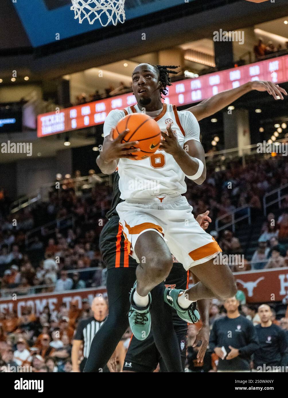 Texas, USA. 29th Dec, 2024. Arthur Kaluma (6) of the Texas Longhorns in ...