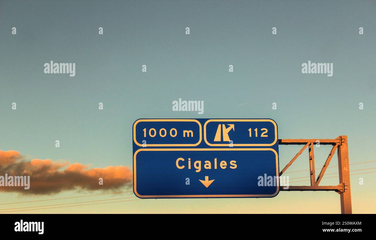 Wegweiser/Vorwegweiser/Richtungsweiser/ Autobahnschild Richtung Cigales ...