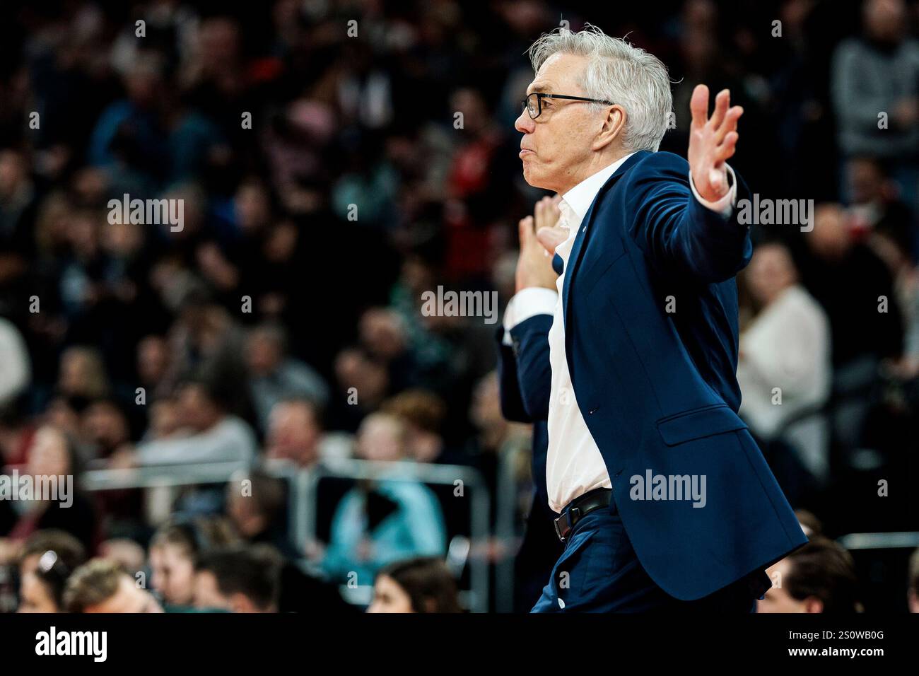 Gordon Herbert (Headcoach FC Bayern M?nchen) gestikuliert Turkish ...