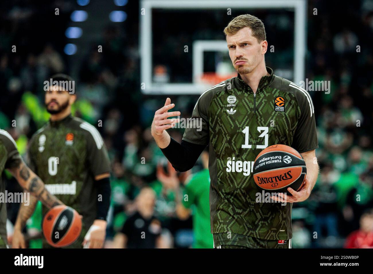 Andreas 'Andi' Obst (FC Bayern M?nchen, 13) im Warm Up am Ball Turkish ...
