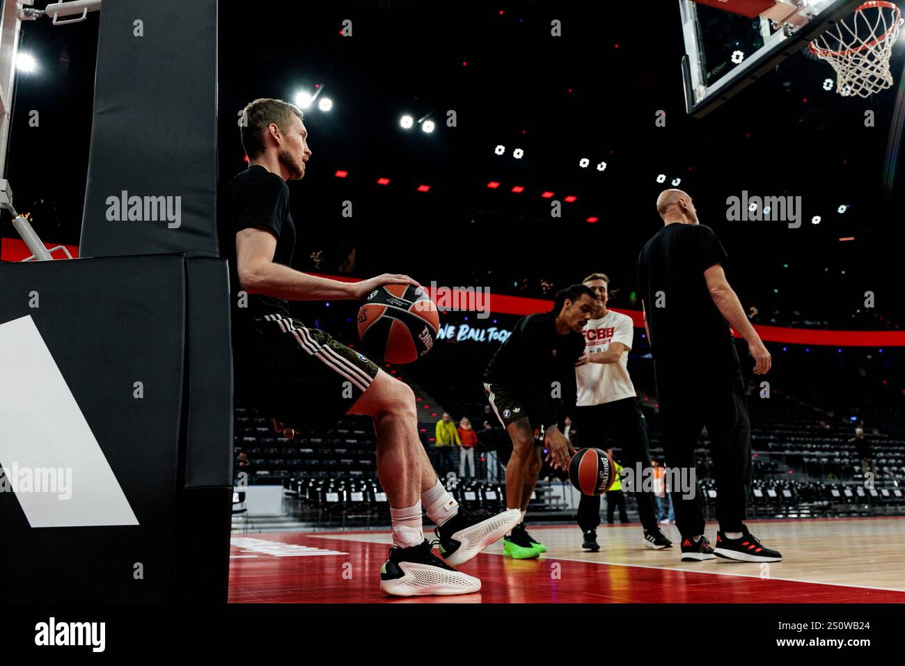 Niels Giffey (FC Bayern M?nchen, 5) lehnt im Warm Up am Korb Turkish Airlines EuroLeague: FC ...