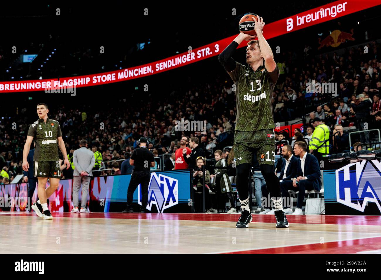 Andreas 'Andi' Obst (FC Bayern M?nchen, 13) im Warm Up am Ball ...