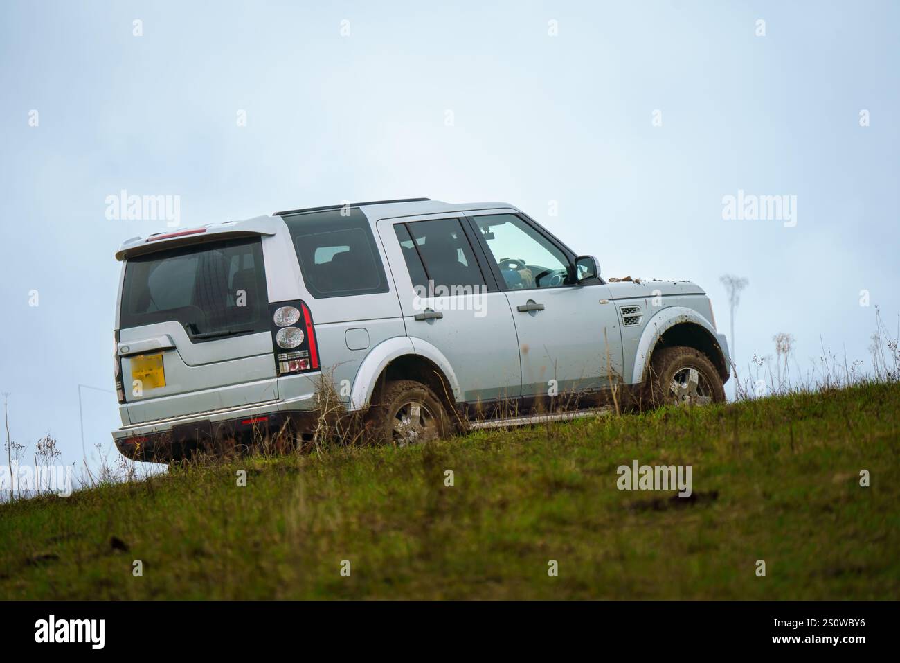 Land Rover Discovery vehicle off-road driving Stock Photo - Alamy