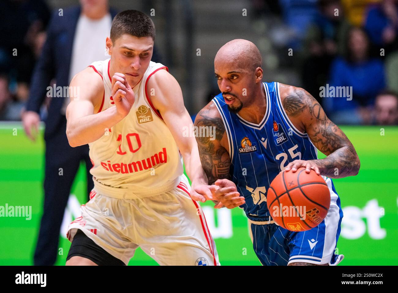 Ivan Kharchenkov (FC Bayern Basketball, #10) im Zweikampf mit Jordan ...